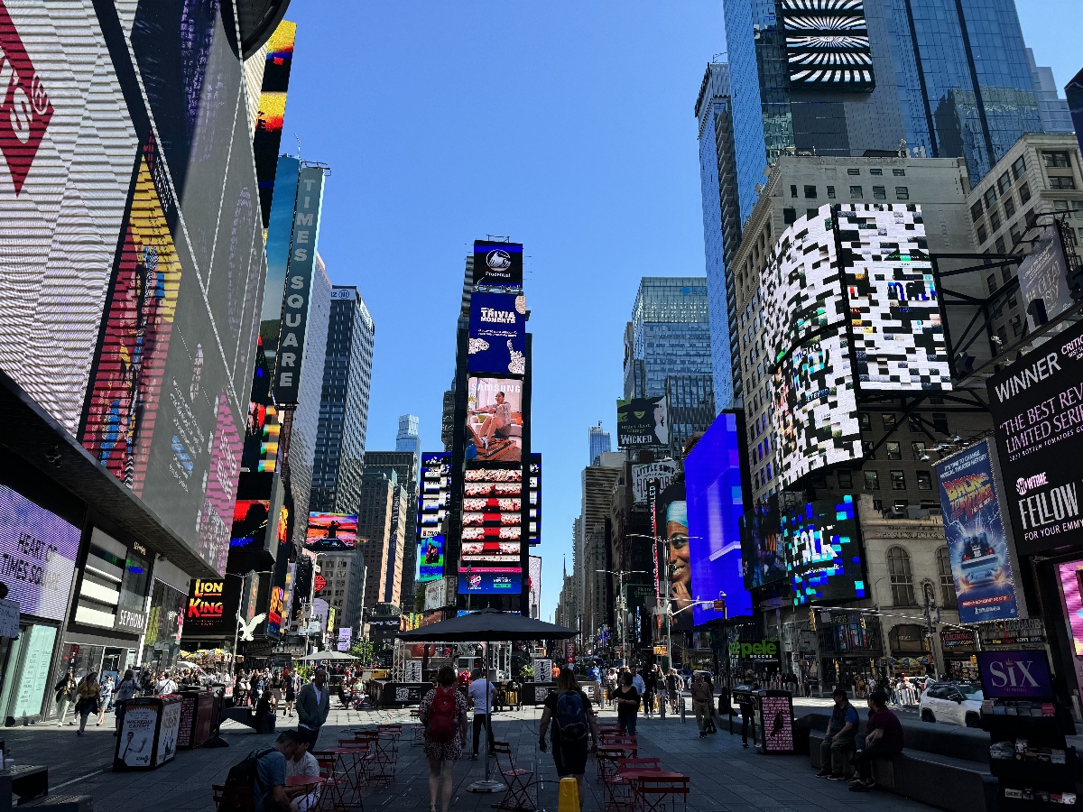 Digital Signage Solutions and Experiences | Creative Realities